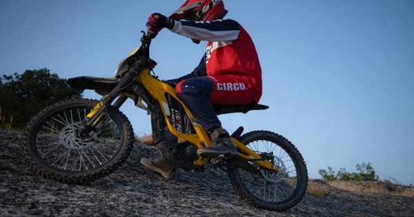 Екстремна разходка с електрически кросов мотор Sur Ron Ultra Bee край с ...